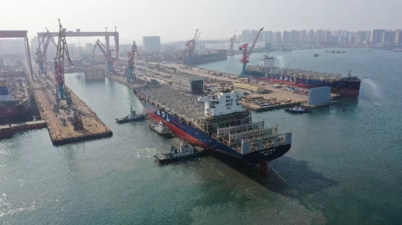 北海造船5500TEU集装箱船2号船顺利出坞