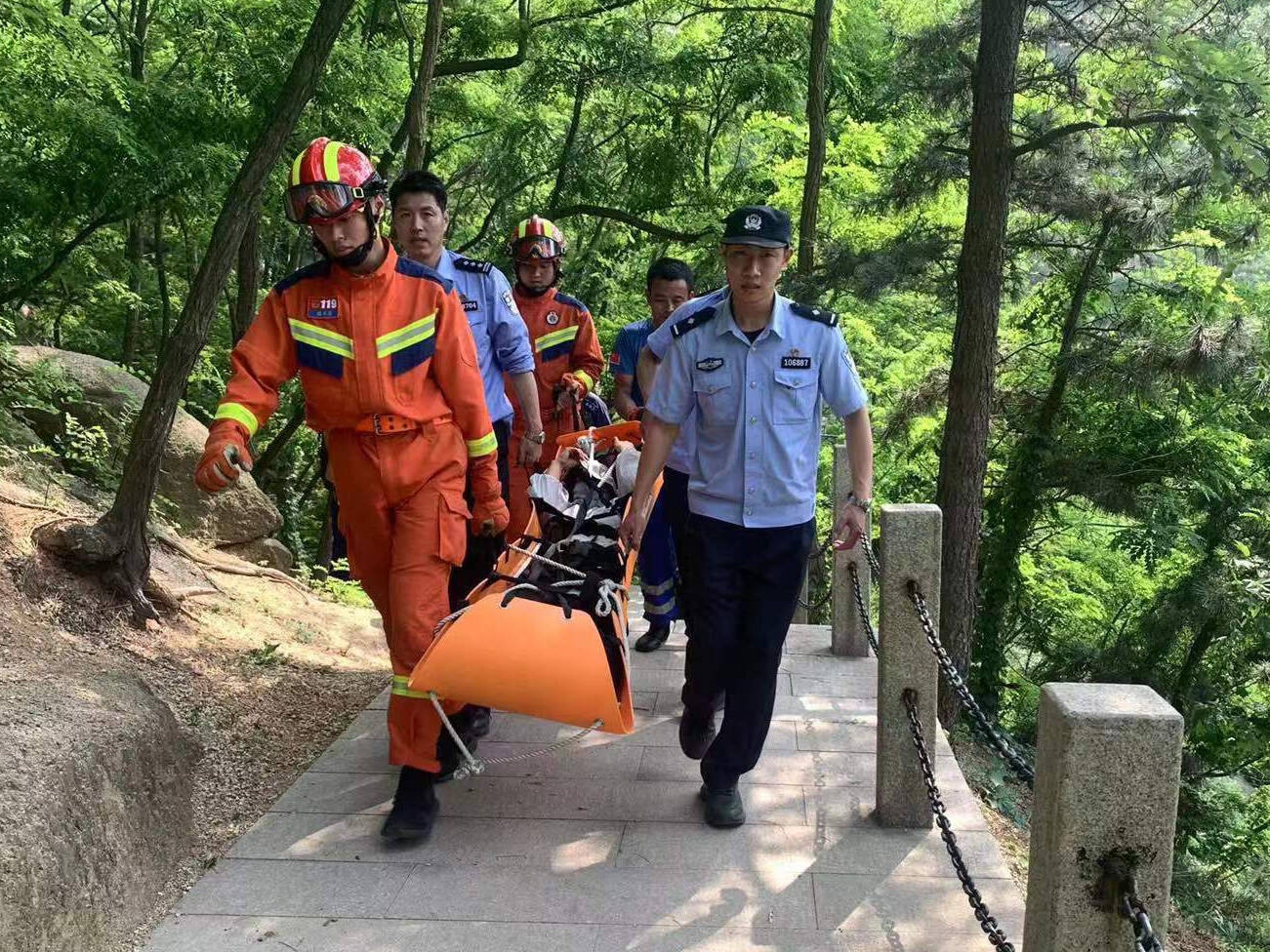 游客登山骨折警民合力救援